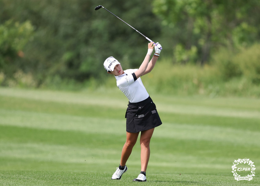 2023 KLPGA투어 : KLPGA 소식 : [포토] 박현경, 우승을 향한 멋진 세컨샷! [KLPGA] : SBS Golf